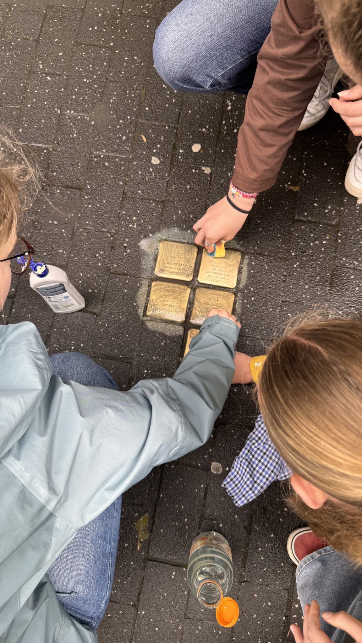 Gemeinsam gegen das Vergessen – Stolpersteine in Siegburg gereinigt ...